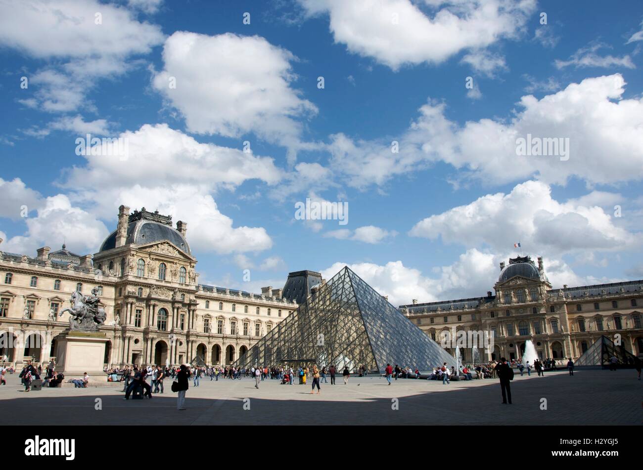Louvre museum paris hi-res stock photography and images - Alamy
