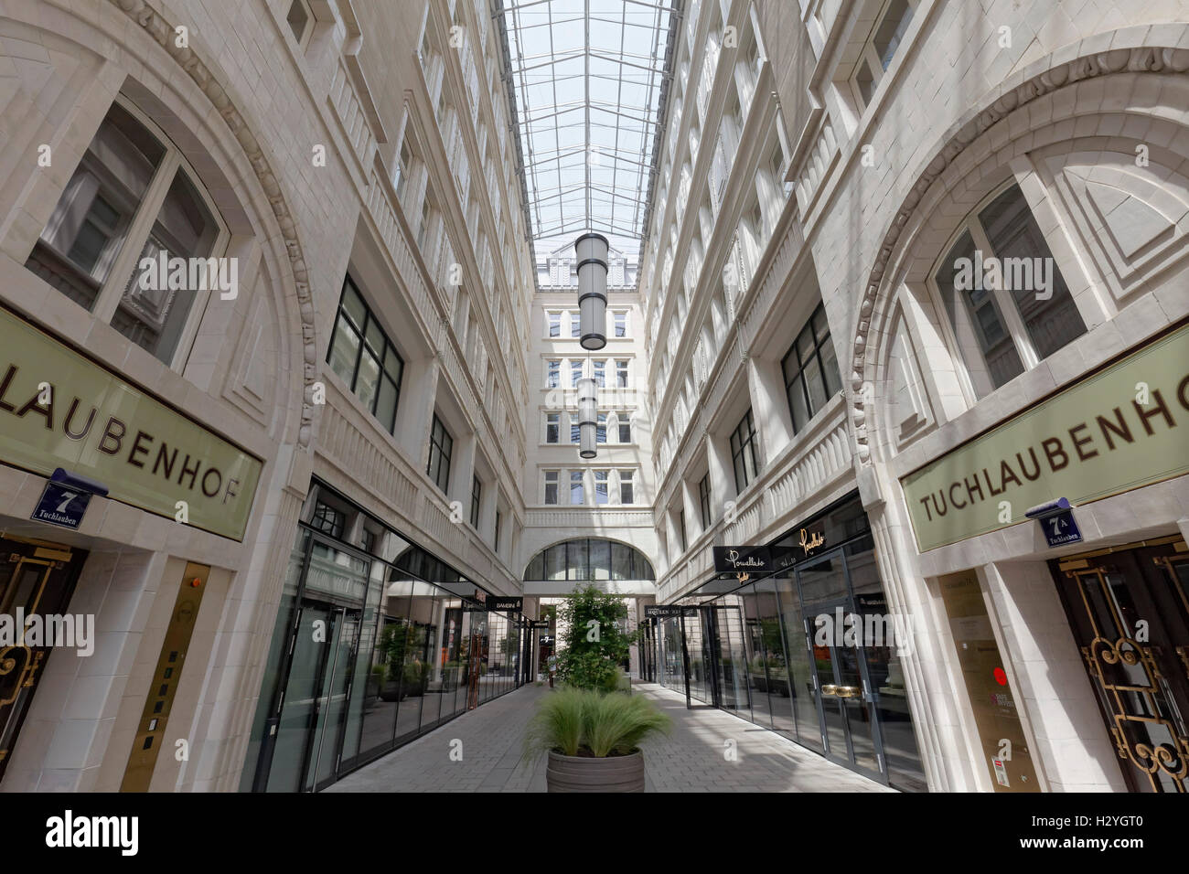 Vienna shopping mall hi-res stock photography and images - Alamy