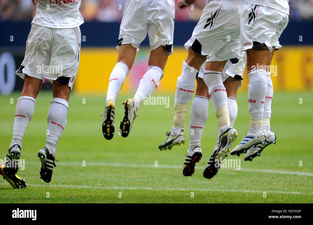 Players jumping wall football hi-res stock photography and images - Alamy