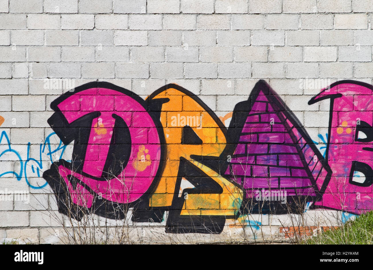 Graffiti on grunge wall Stock Photo - Alamy
