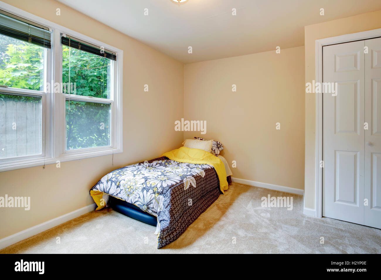 Empty room with mattress and floral bedding Stock Photo - Alamy