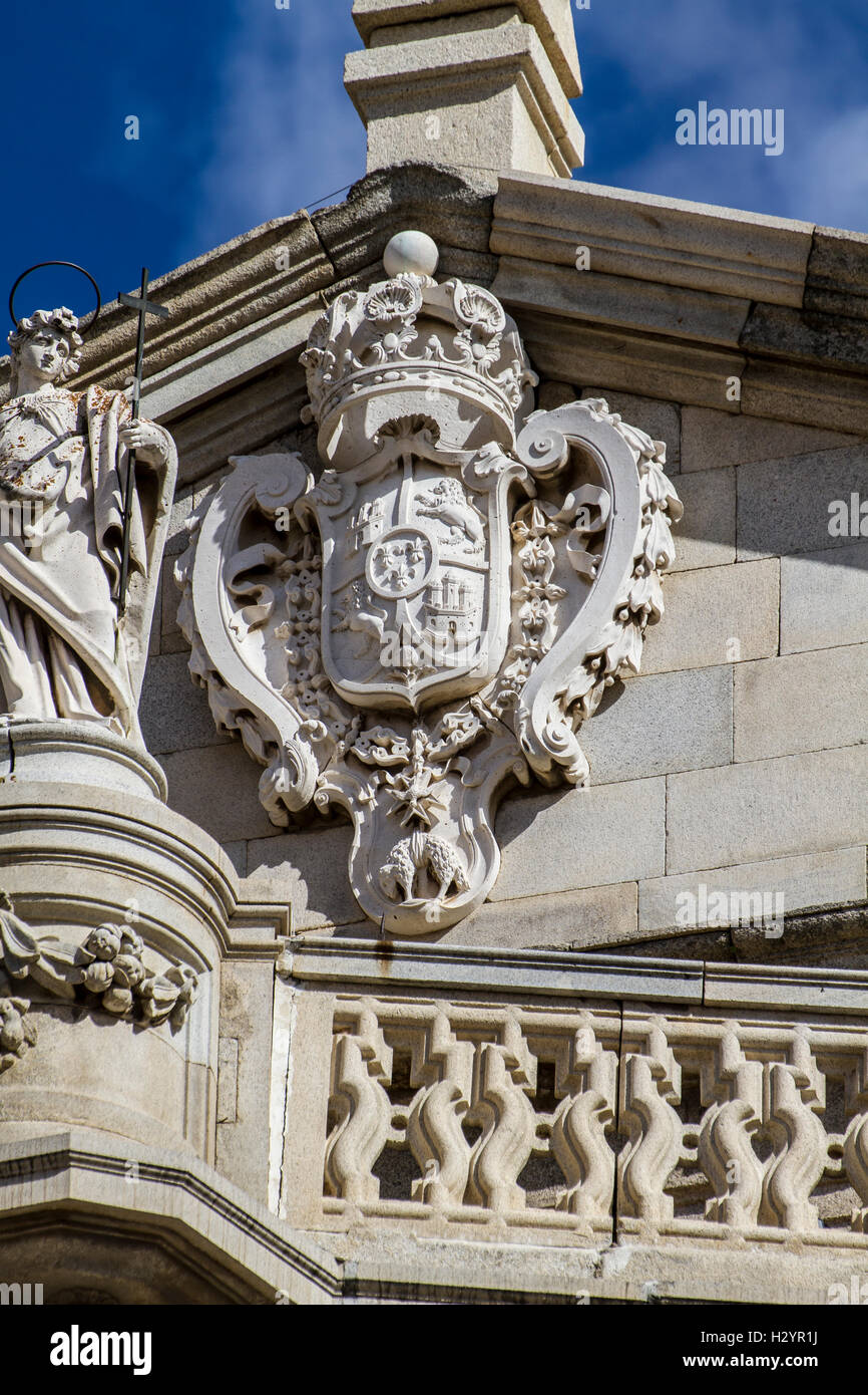 Shield sculpture, toledo cathedral, spain Stock Photo - Alamy