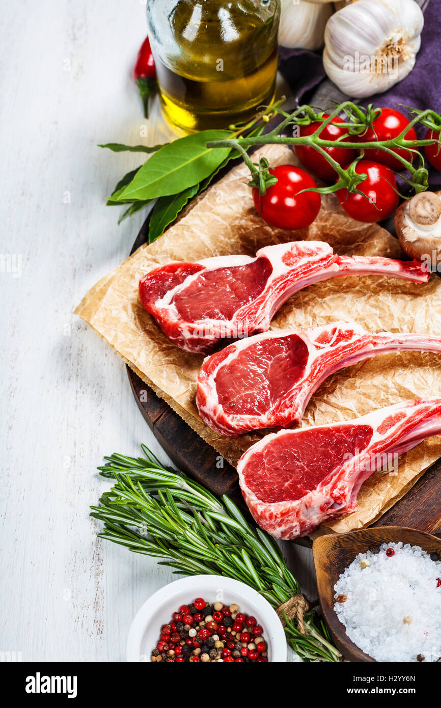 Raw lamb cutlets Stock Photo - Alamy