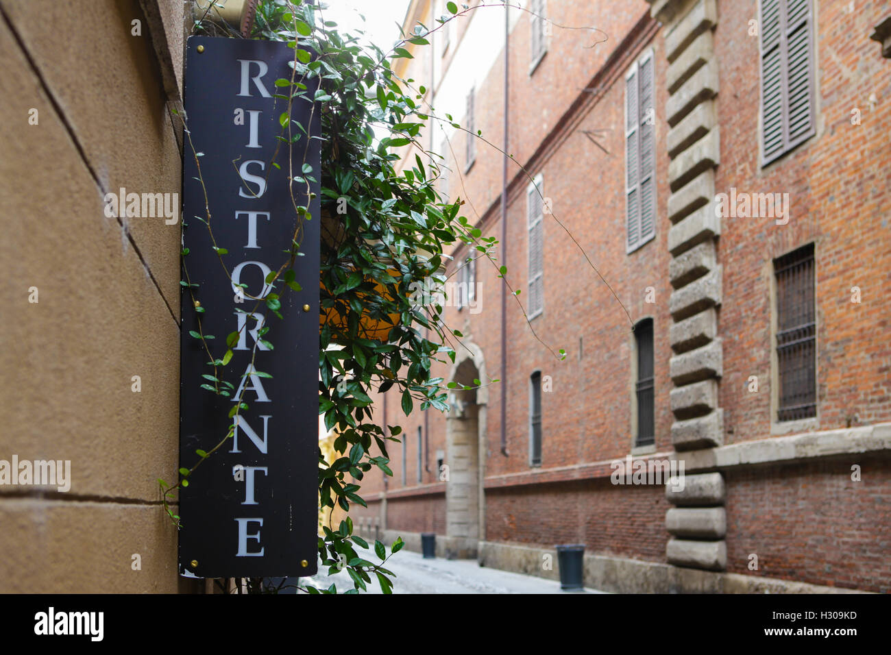 Italian restaurant sign hi-res stock photography and images - Alamy