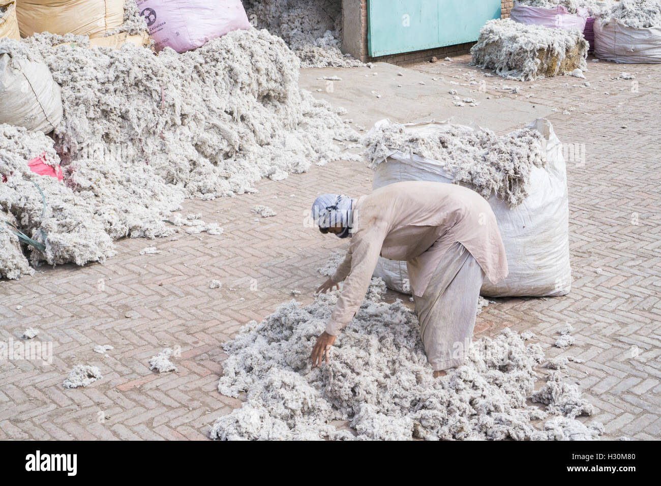 Cotton mill worker Multan Pakistan Stock Photo - Alamy