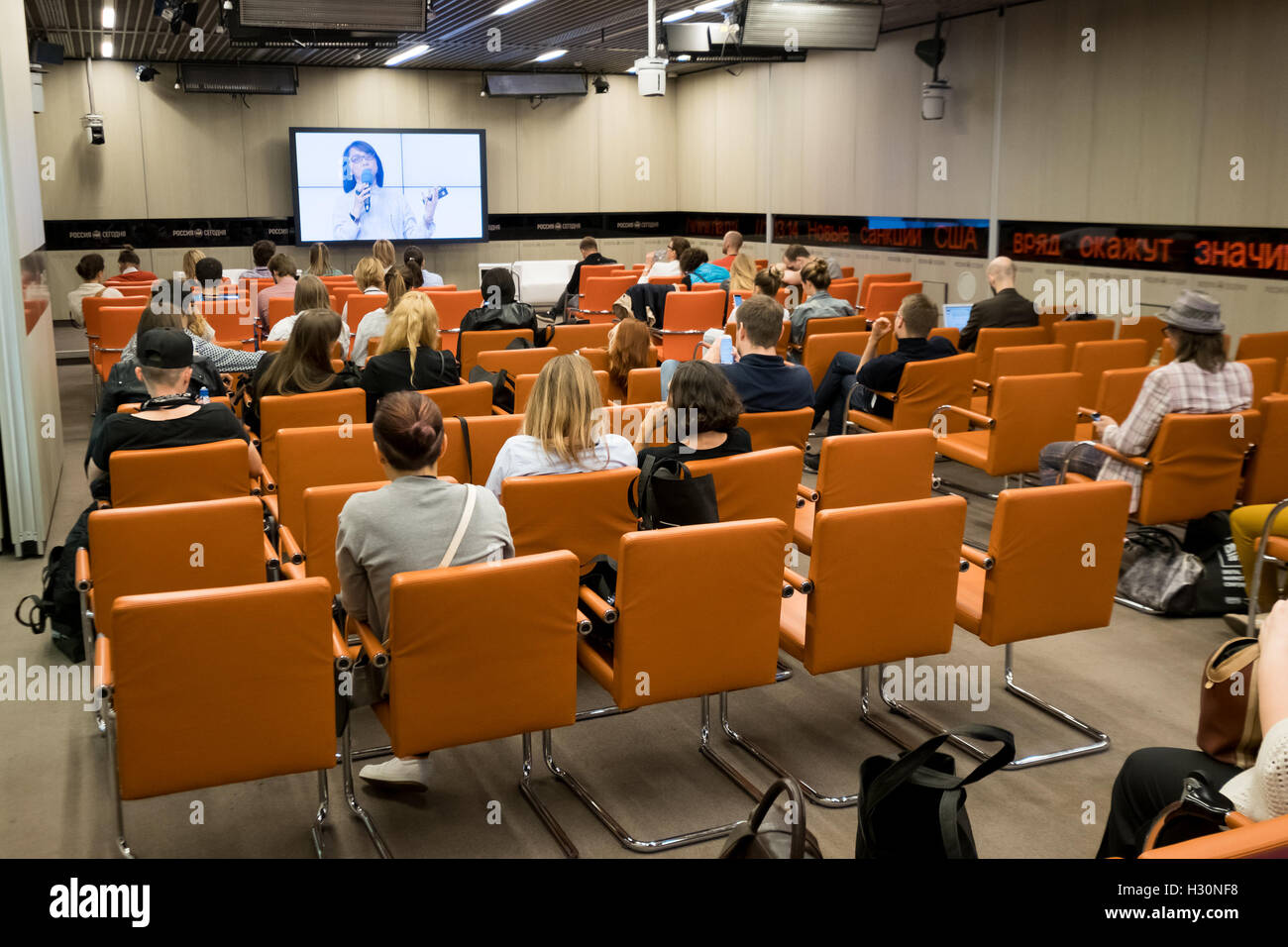 Audience in conference hall hi-res stock photography and images - Alamy
