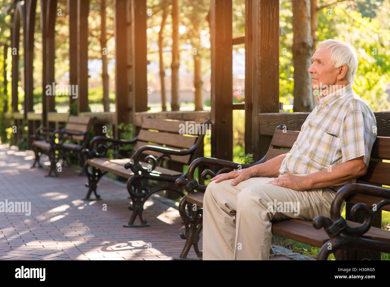 Senior man on park bench Stock Photo - Alamy