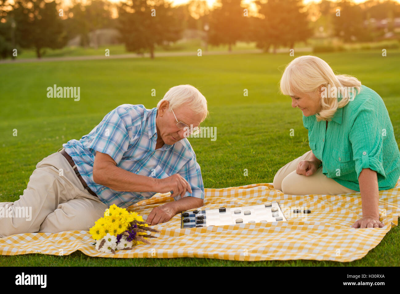 Play checkers hi-res stock photography and images - Alamy