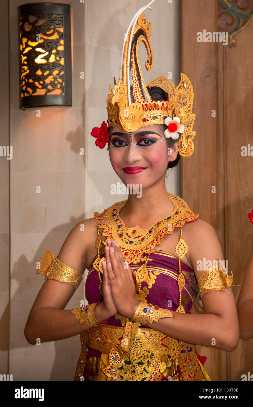 Hindu Girls Dancing High Resolution Stock Photography and Images - Alamy