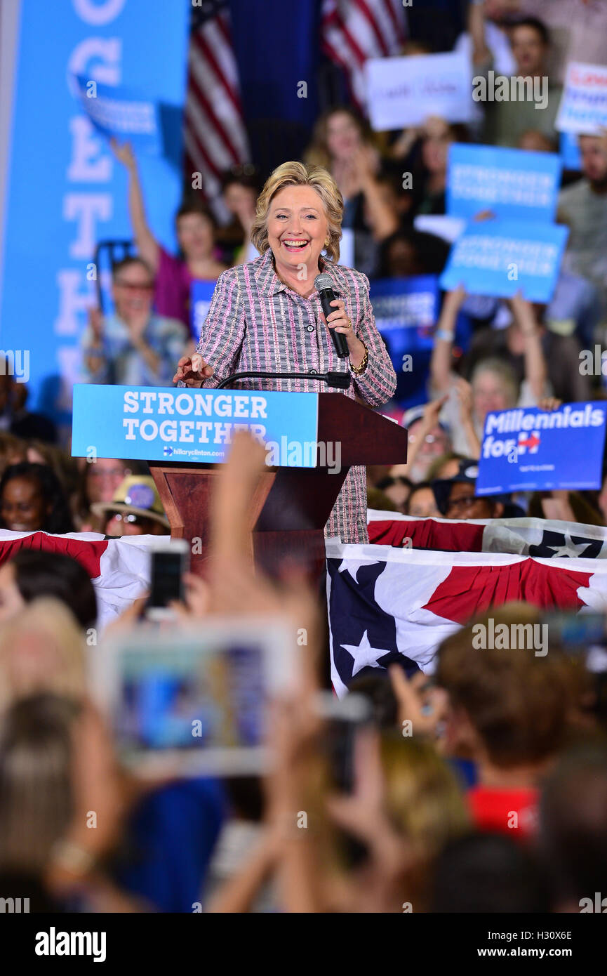 CORAL SPRINGS, FL - SEPTEMBER 30: Democratic presidential candidate ...
