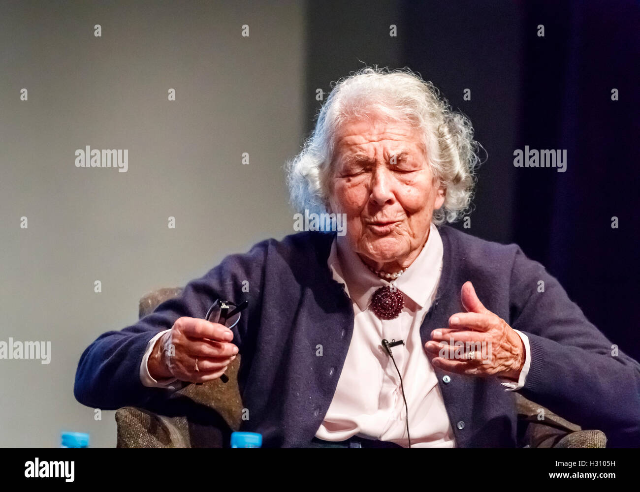 Judith kerr the tiger who came to tea hi-res stock photography and ...