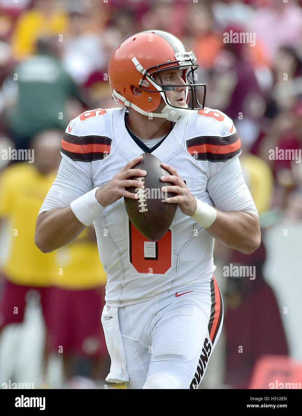 Cleveland Browns quarterback Cody Kessler (6) looks for a receiver in ...