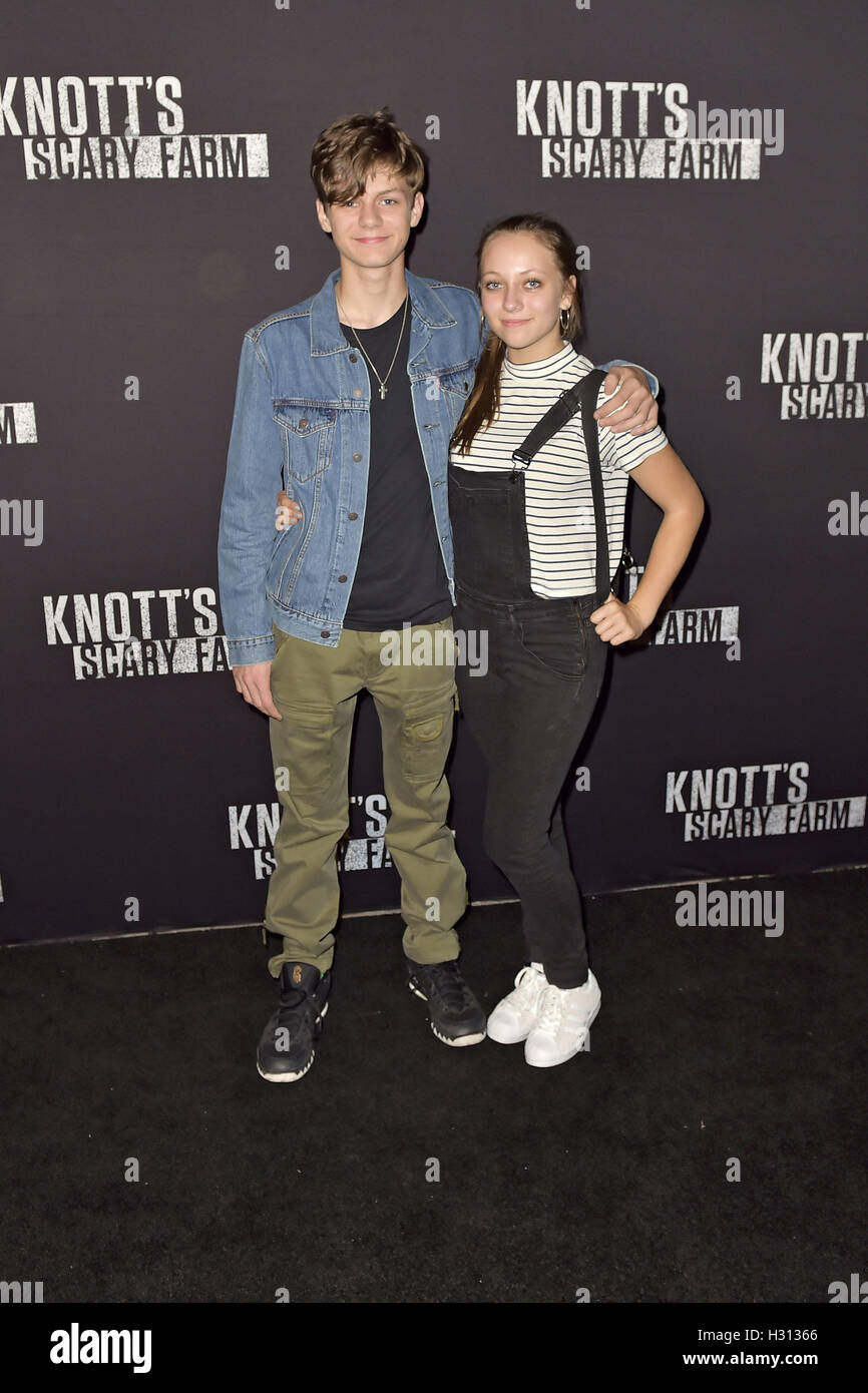 Ty Simpkins mit Freandin at 'Knott's Scary Farm' Black Carpet Event at ...