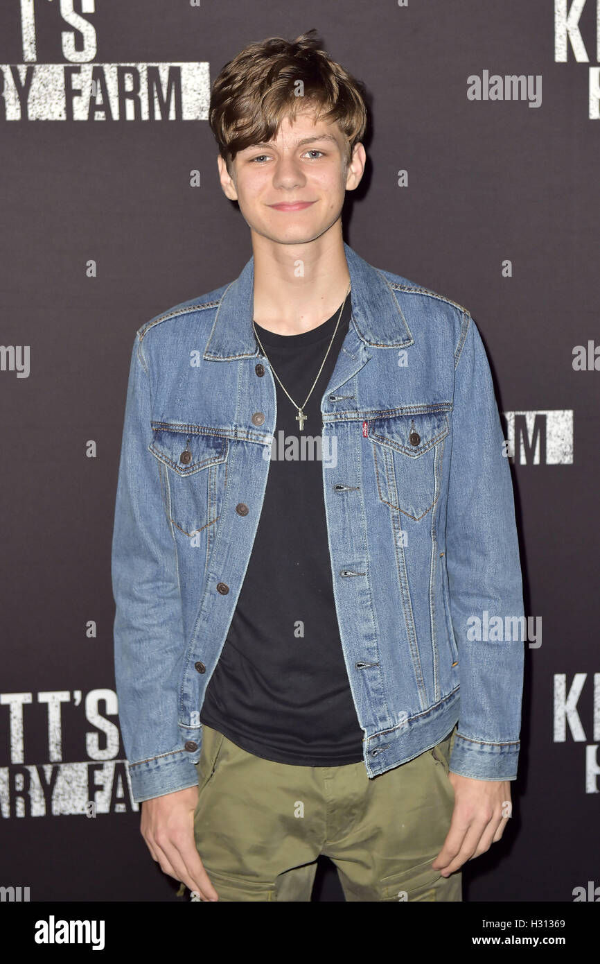 Ty simpkins hi-res stock photography and images - Alamy