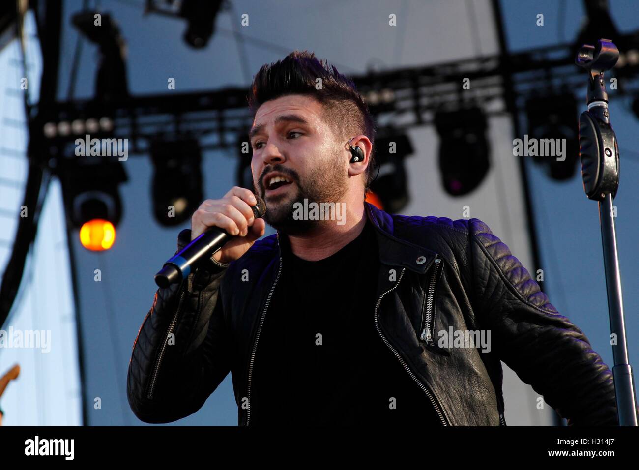 Las Vegas, NV, USA. 2nd Oct, 2016. Shay Mooney of Dan Shay in ...