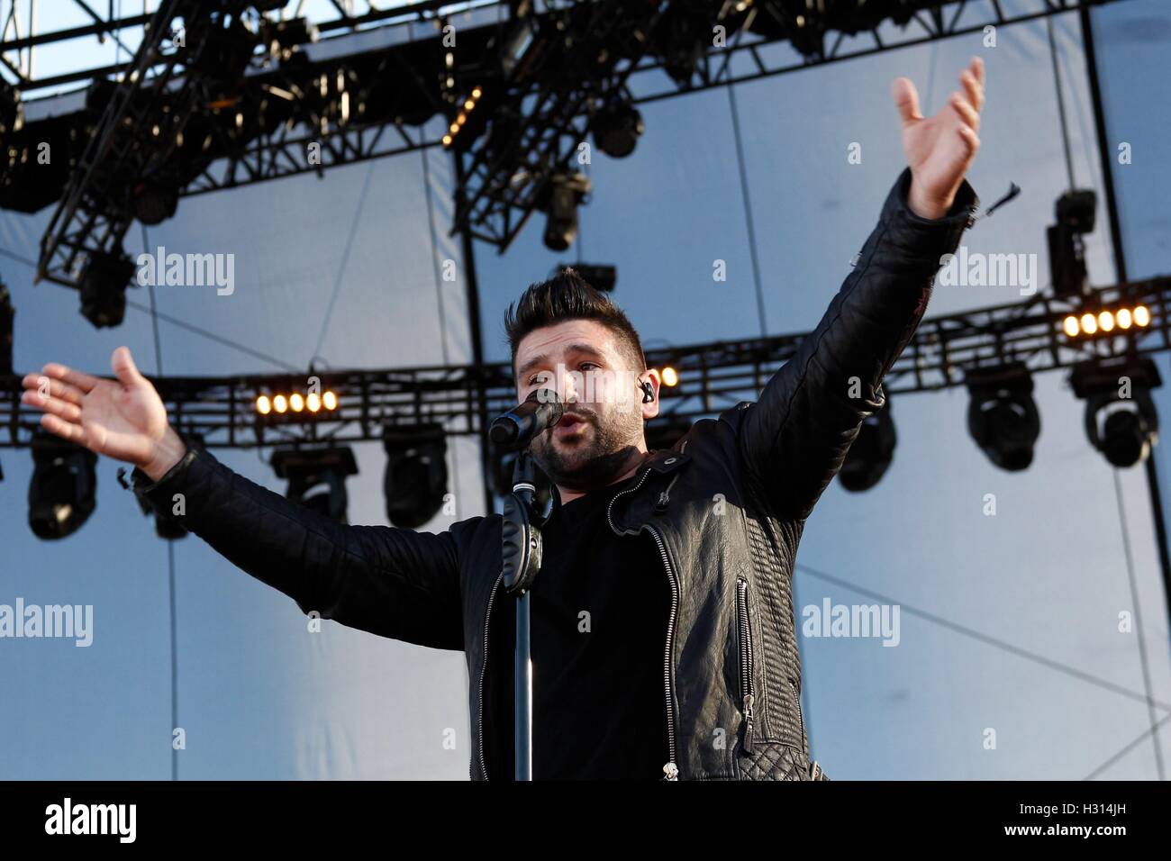 Las Vegas, NV, USA. 2nd Oct, 2016. Shay Mooney of Dan Shay in ...