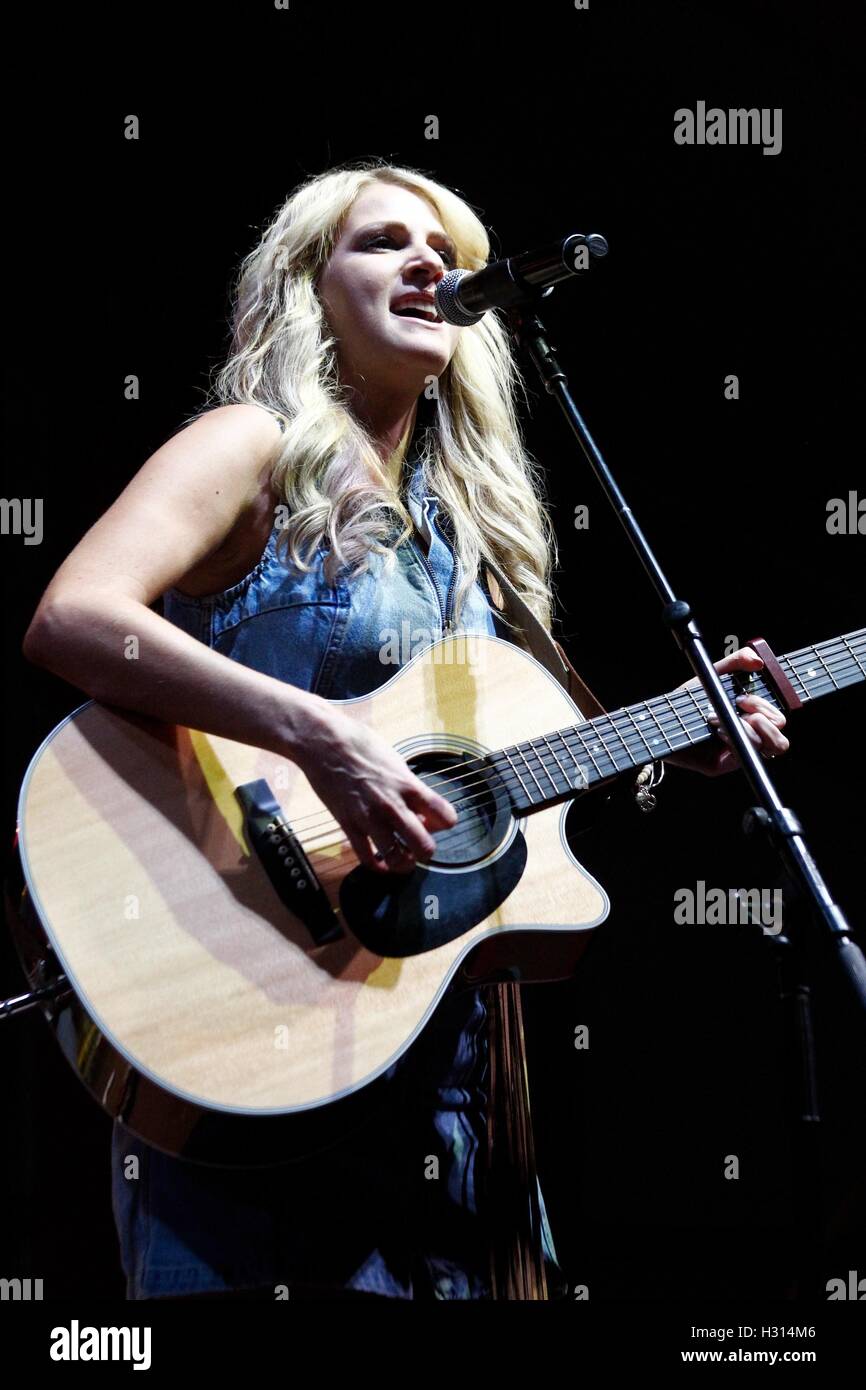 Jennifer wayne of runaway june hi-res stock photography and images - Alamy