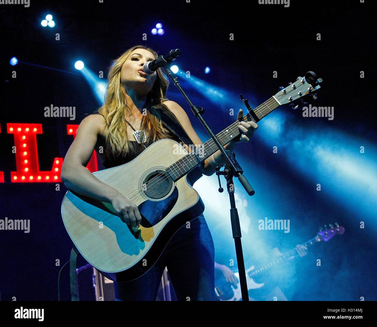 Naomi cooke of runaway june hi-res stock photography and images - Alamy