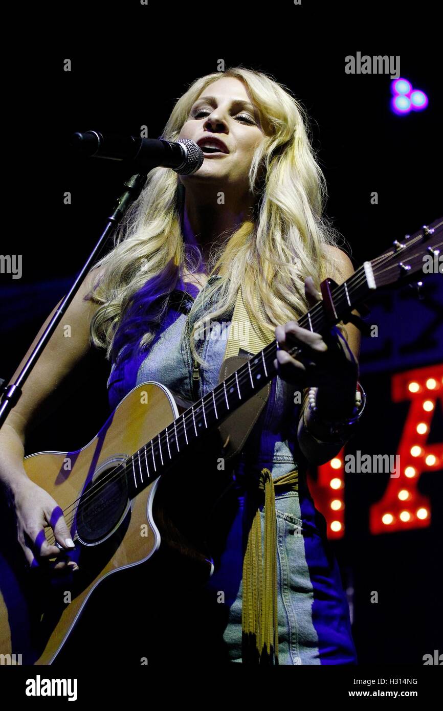 Las Vegas, NV, USA. 2nd Oct, 2016. Jennifer Wayne of Runaway June in ...