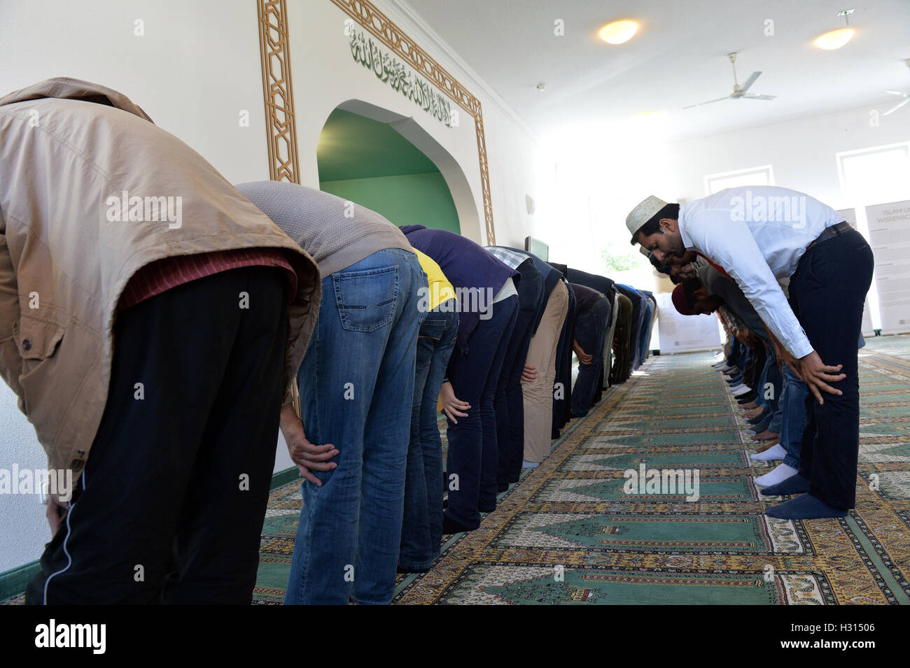 Berlin, Germany. 03rd Oct, 2016. Men pray in the Khadija mosque on Day ...