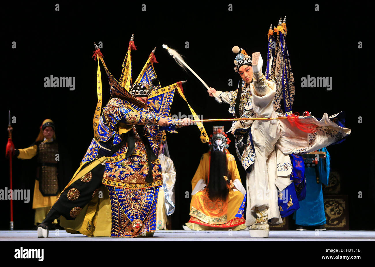 (161003) -- TORONTO, Oct. 3, 2016 (Xinhua) -- Actors of Shanghai Peking ...