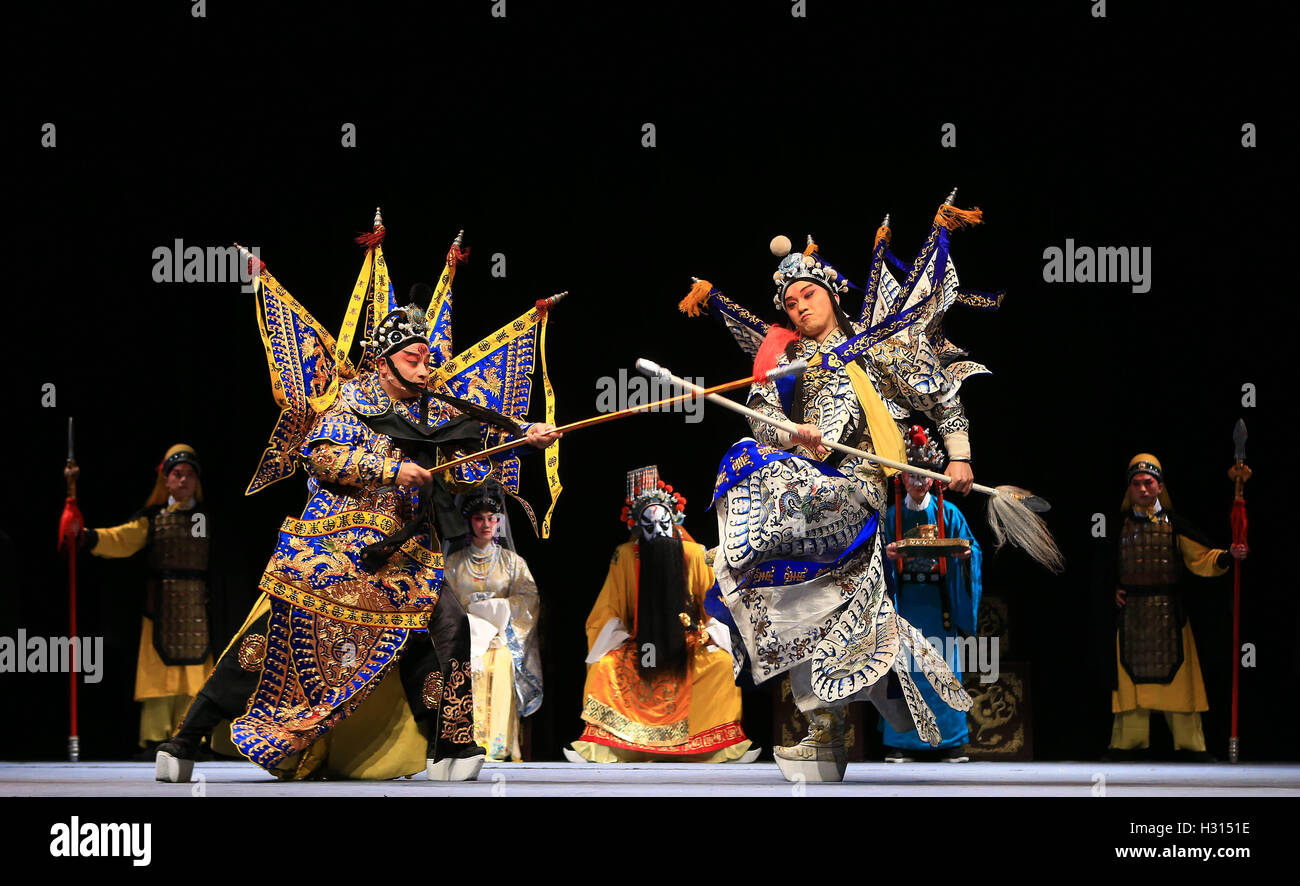 (161003) -- TORONTO, Oct. 3, 2016 (Xinhua) -- Actors of Shanghai Peking ...
