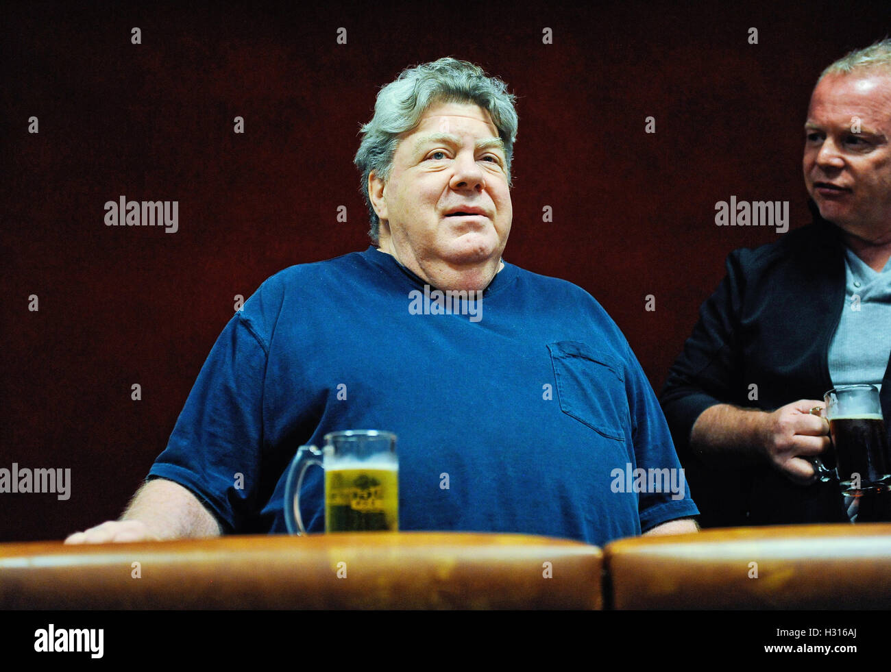 Norm cheers hi-res stock photography and images - Alamy