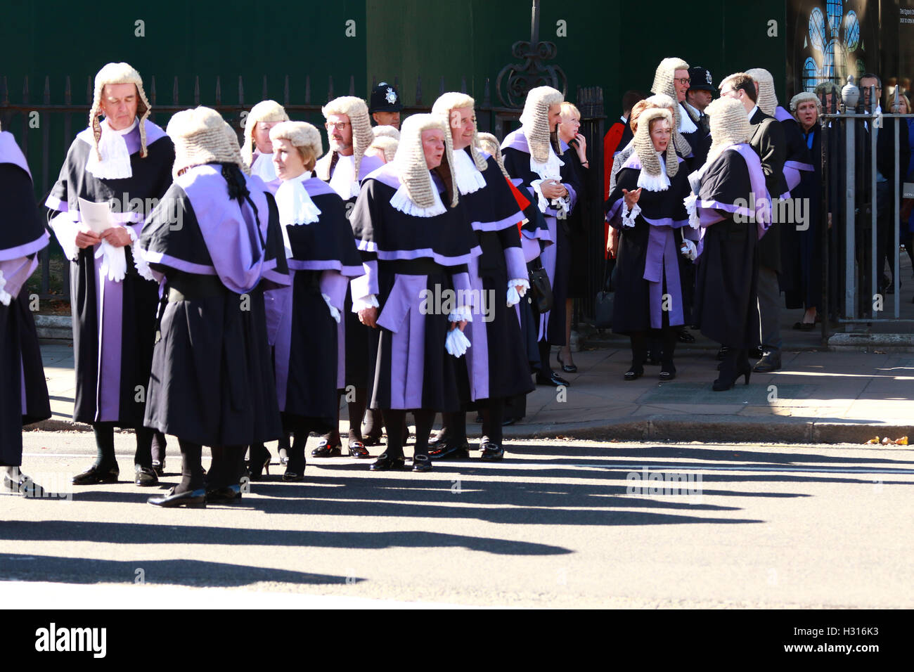 Lawyers wigs hi-res stock photography and images - Alamy