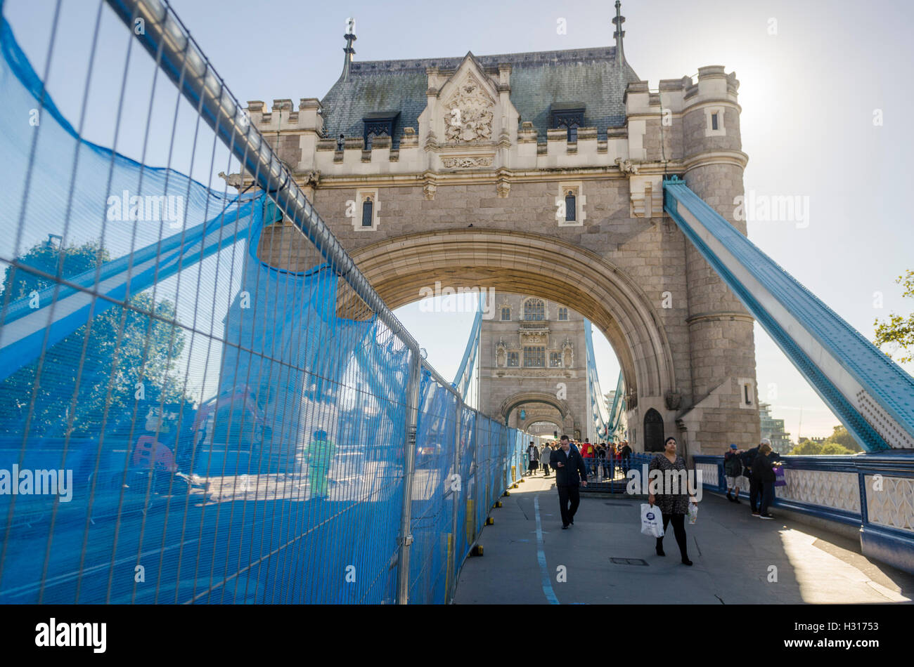 Tower bridge closed hi-res stock photography and images - Alamy