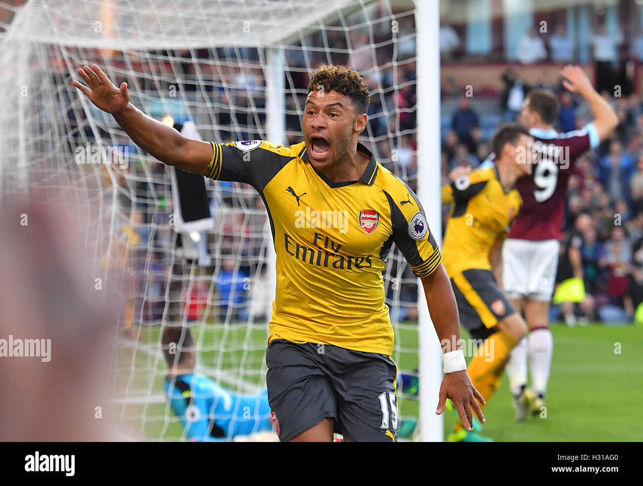 Arsenal's Alex Oxlade-Chamberlain celebrates scoring his sides first ...
