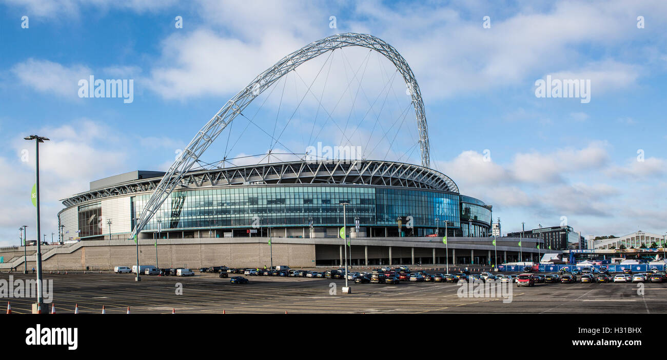 Wembley stadium exterior hi-res stock photography and images - Alamy