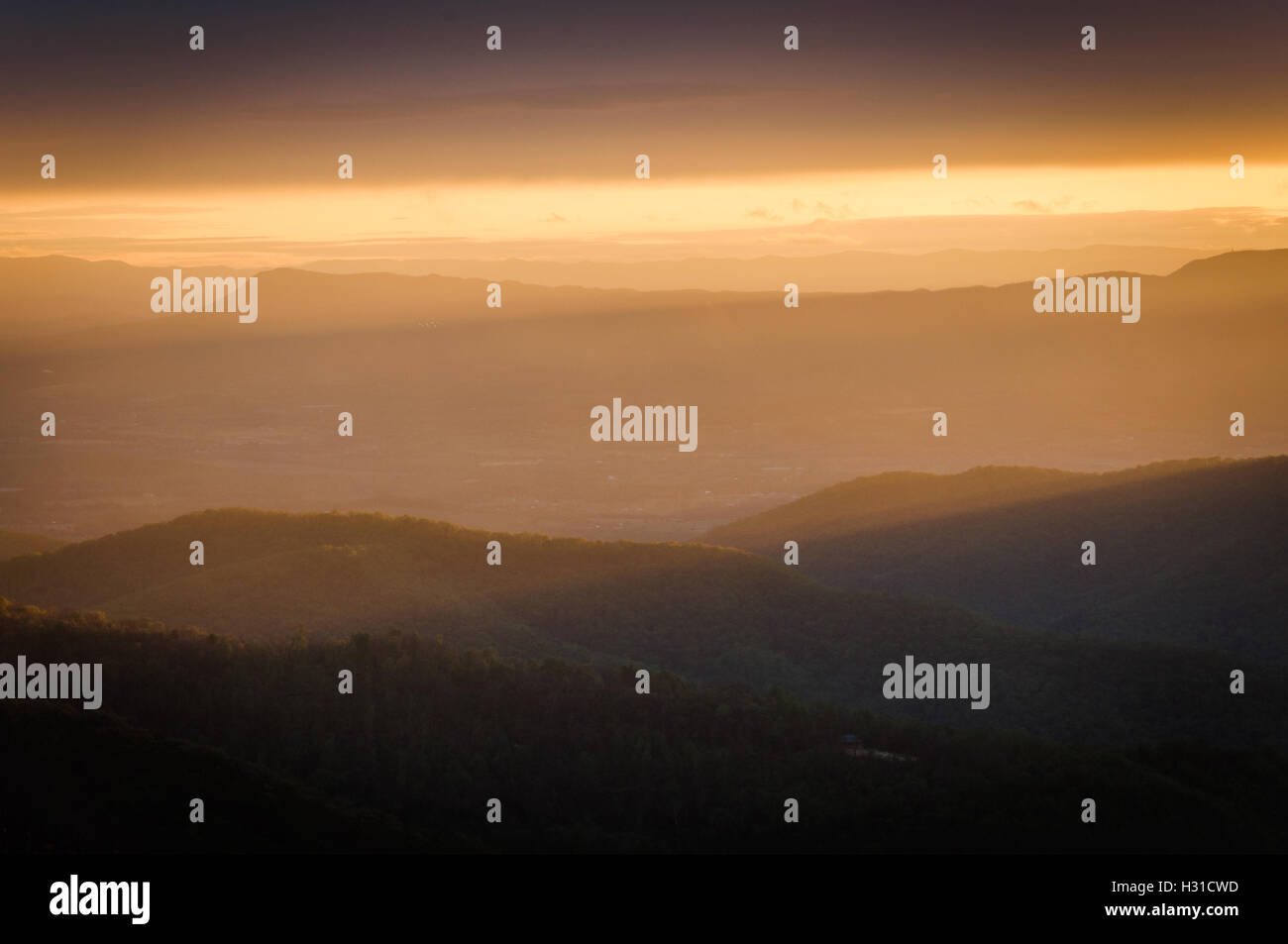 Colorful spring sunset over the Blue Ridge Mountains, seen from Skyline ...