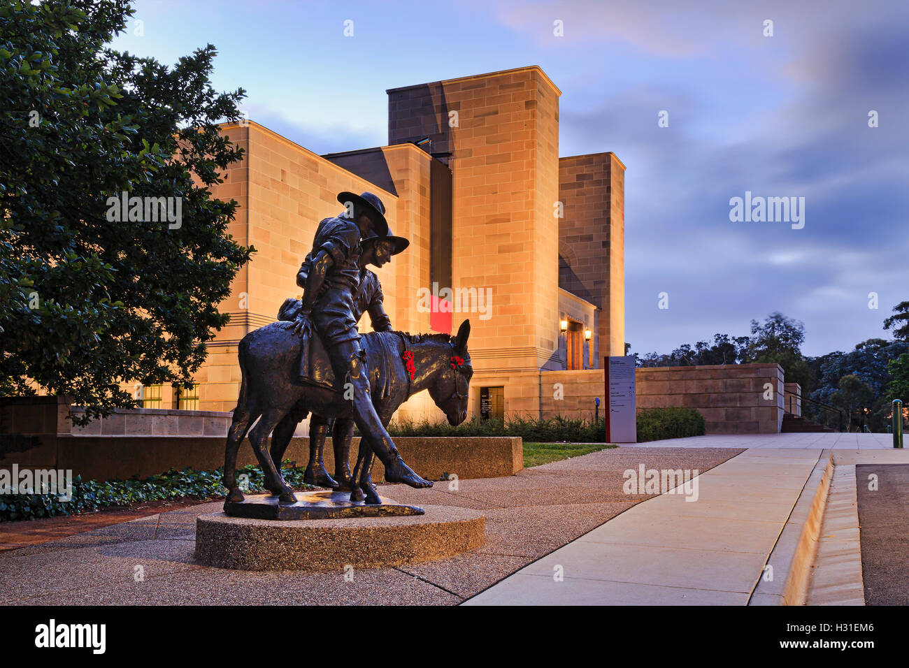 Australian ANZAC war hero and donkey in memory of field ambulance ...