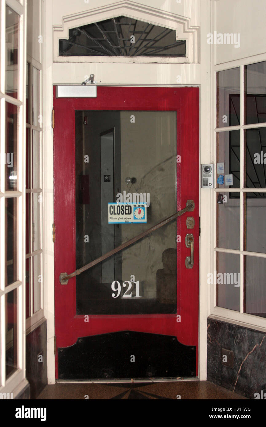 Hardware store closed sign hi-res stock photography and images - Alamy