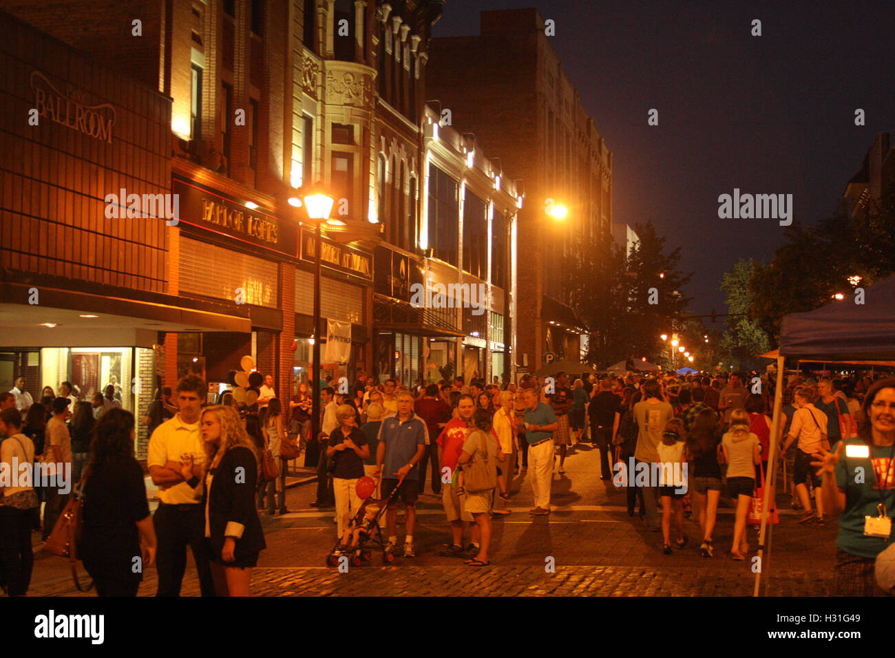 Night crowd hi-res stock photography and images - Alamy