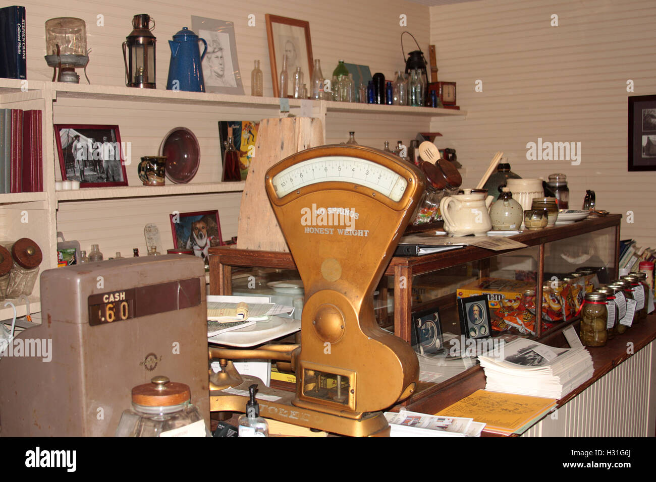 Vintage general store interior hi-res stock photography and images - Alamy