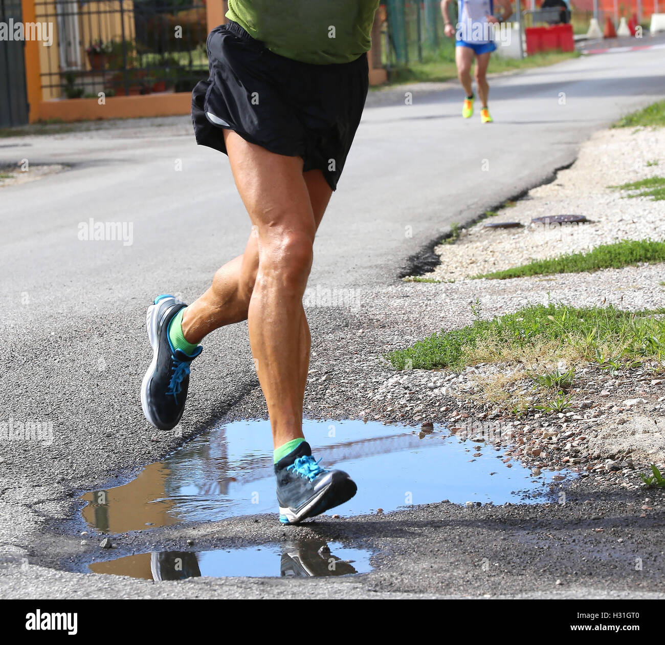 muscular runner man during a cross-country race Stock Photo - Alamy