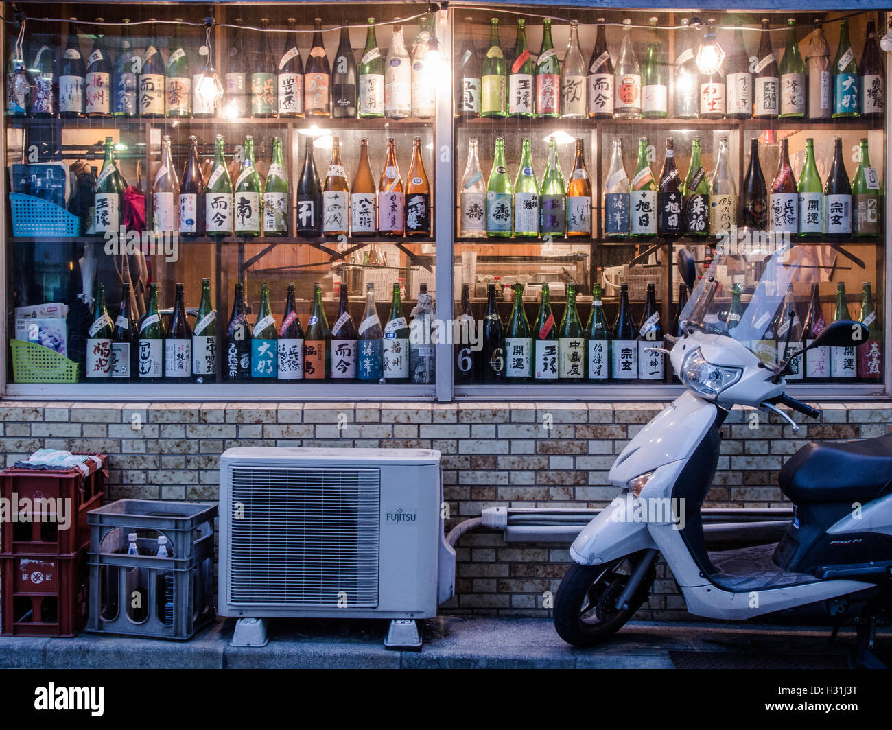 Sake bar japan hi-res stock photography and images - Alamy