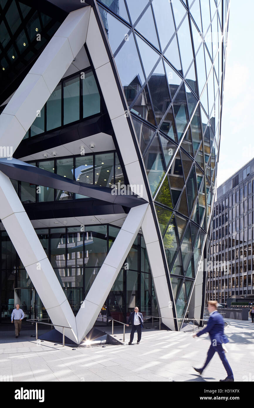 Iconic Entrance to the Gherkin with office workers passing by. Office ...