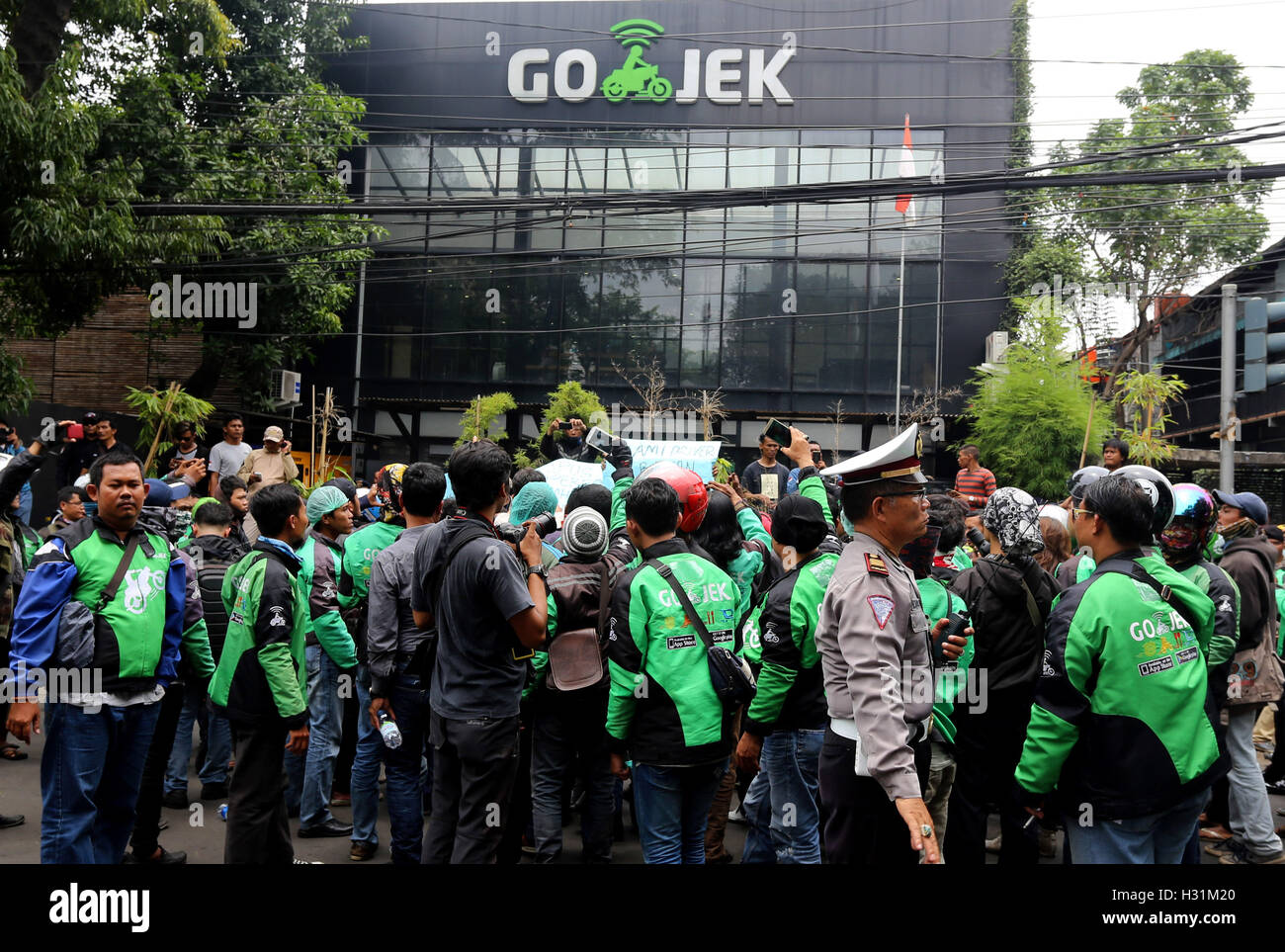 Jakarta, Indonesia. 03rd Oct, 2016. Demo performed by the driver Gojek ...