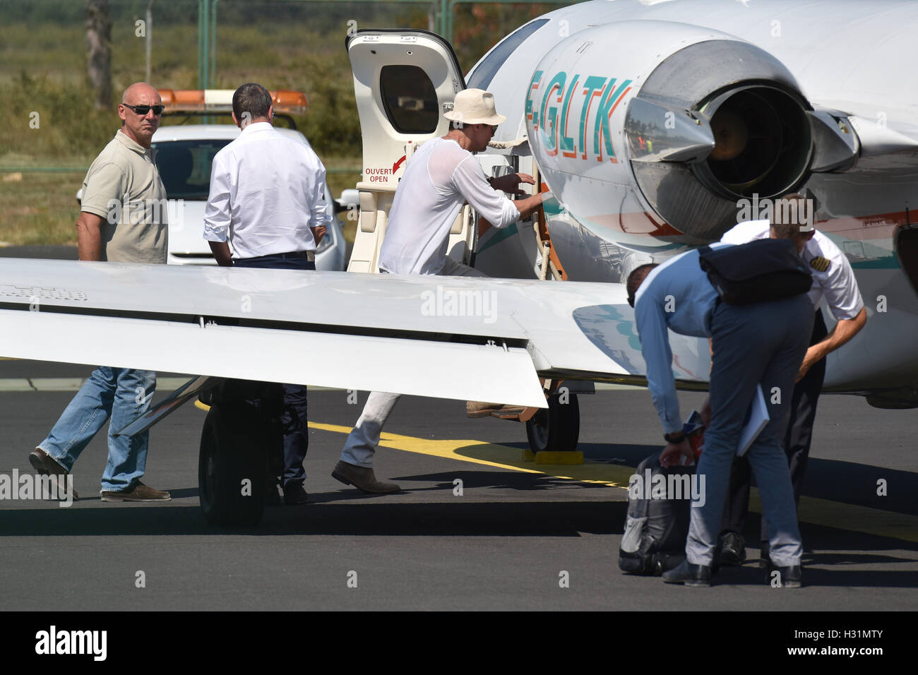 Brad Pitt arrives at Nadar Airport and boards a private plane Featuring ...