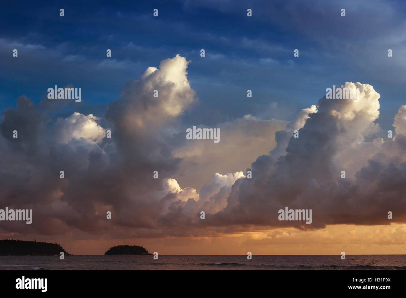 Calm water blue sky hi-res stock photography and images - Alamy