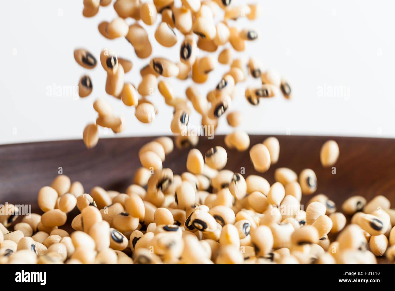 Dried Black Eyed Beans Falling Stock Photo - Alamy
