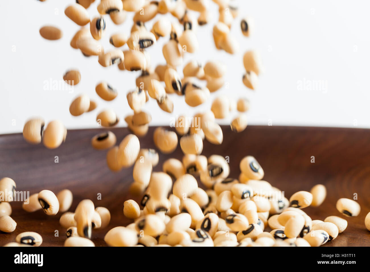 Dried Black Eyed Beans Falling Stock Photo - Alamy