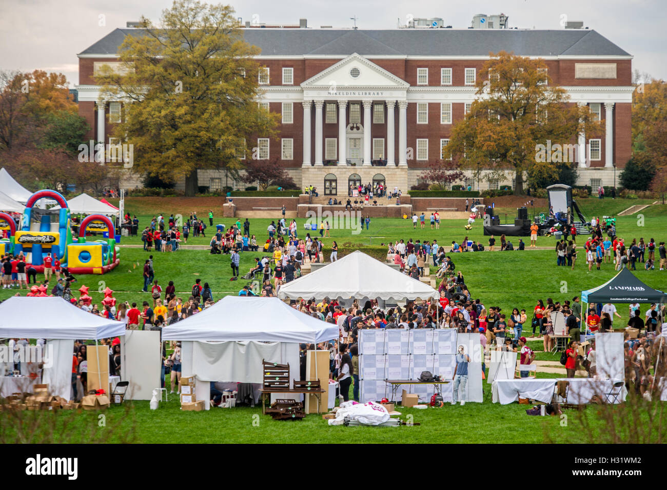 University activities hi-res stock photography and images - Alamy