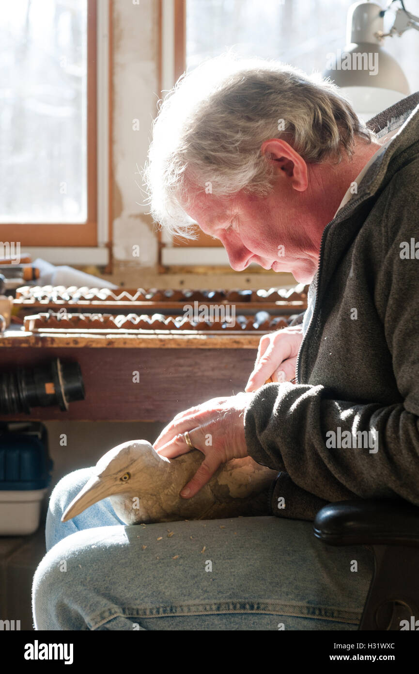 Wooden carving birds hi-res stock photography and images - Alamy