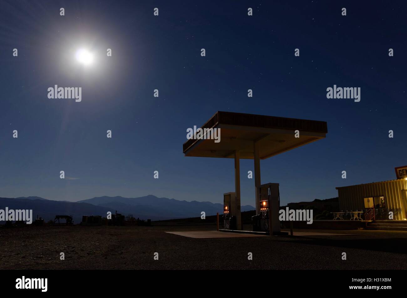 Desert petrol station hi-res stock photography and images - Alamy