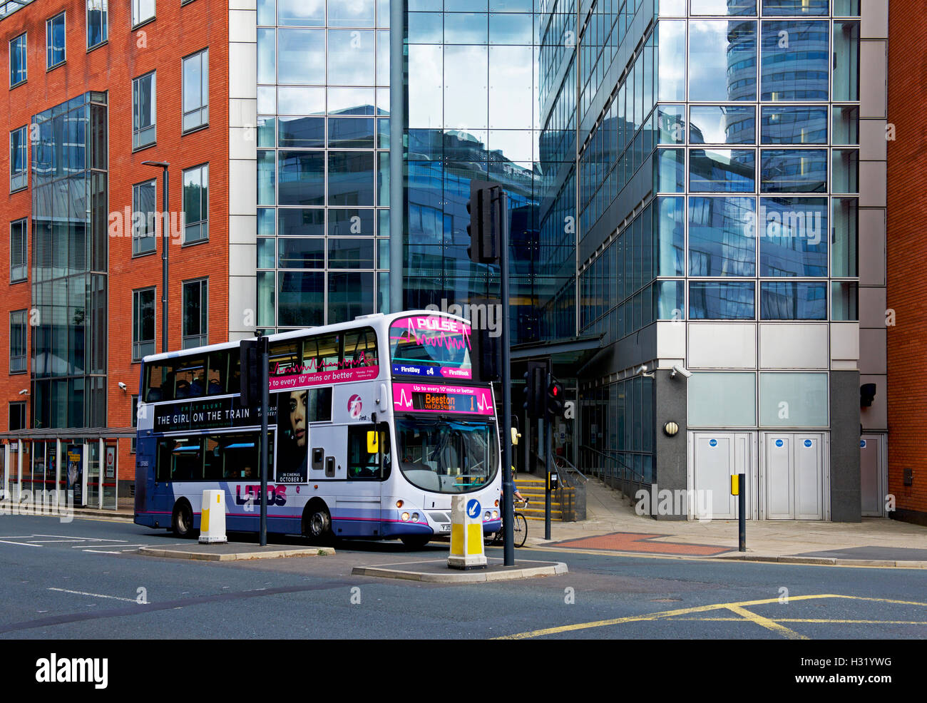 Leeds bus hi-res stock photography and images - Alamy