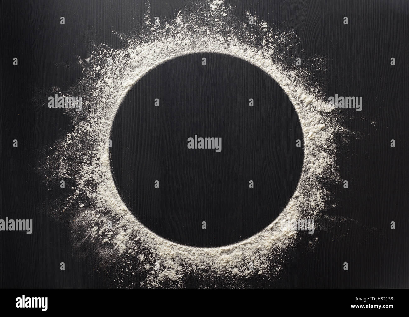 flour powder on wooden background Stock Photo - Alamy