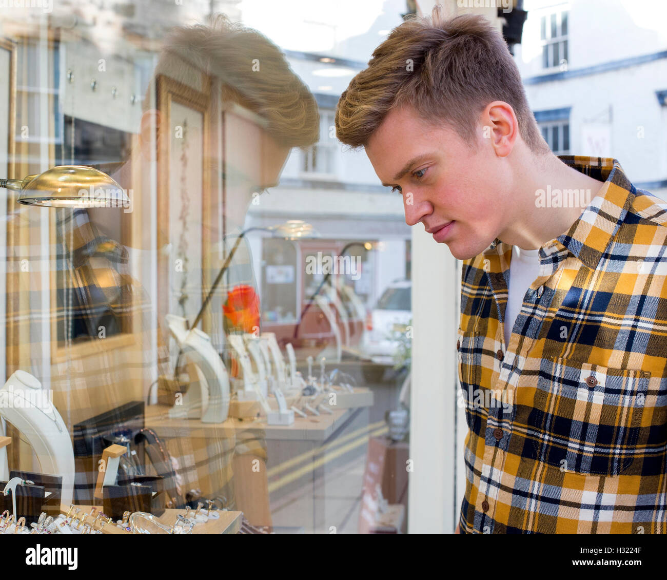 Man looking at wedding rings hi-res stock photography and images - Alamy